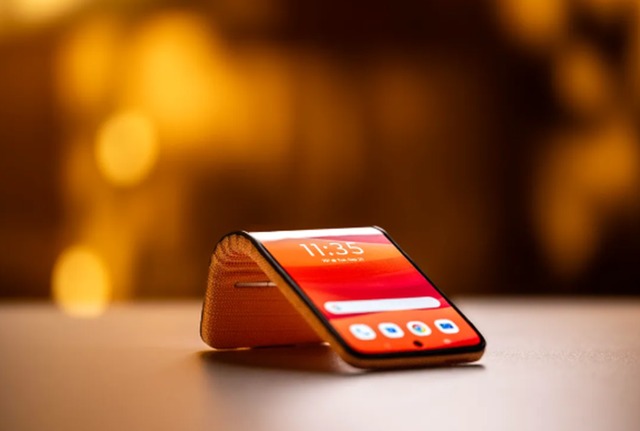 Koncepti i ekranit të telefonit të përkulshëm i cili mund të ...