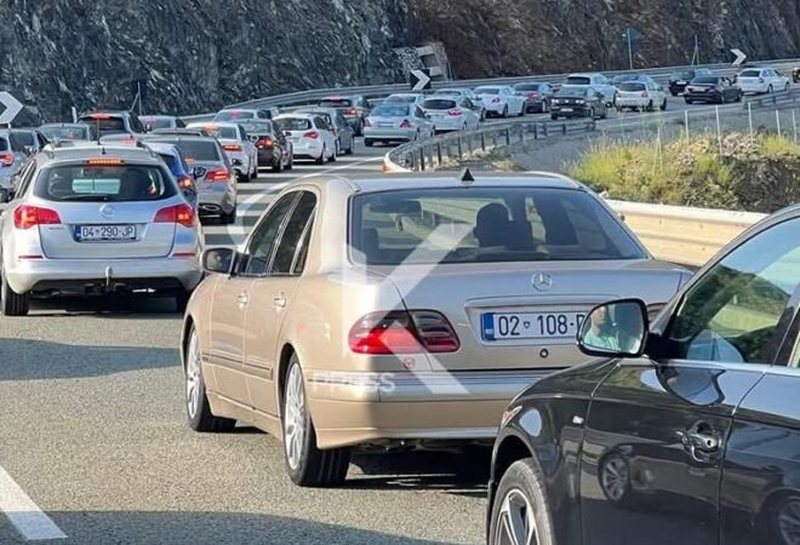 Trafik i rënduar në aksin Rrëshen-Milot, automjetet në radhë për disa ...